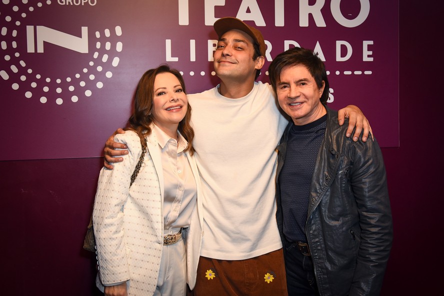 Xororó e Noely prestigiam Eduardo Sterblitch em musical em São Paulo; fotos