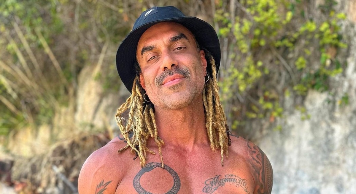 Ex-BBB Alan Passos exibe corpo tatuado em foto de sunga na web