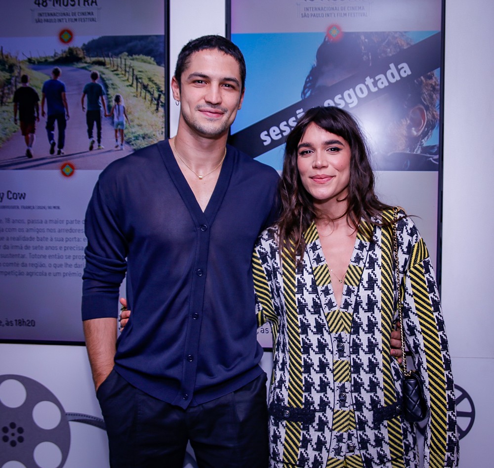 Gabriel Leone e Carla Salle trocam muitos beijos em première