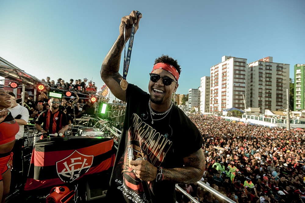 Léo Santana vê os cabelos caírem e raspa: 'Vocês iam ficar assustados'