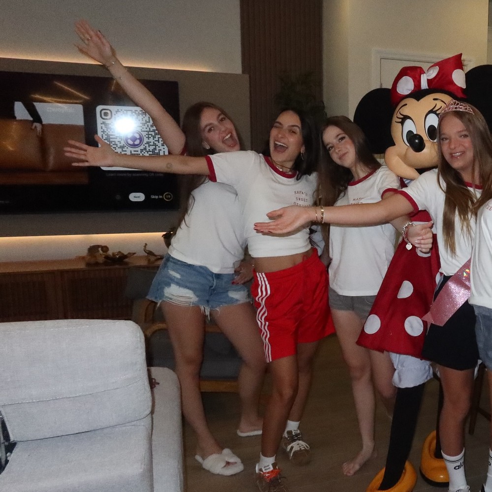 Rafaella Justus vai às lágrimas ao comemorar seus 16 anos na Disney; vídeos