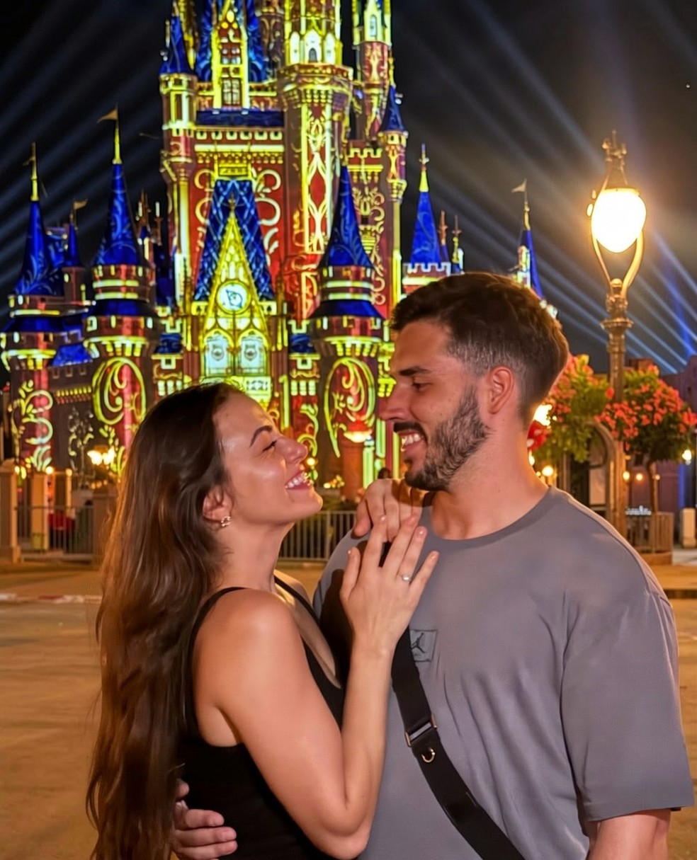 Irmã de Camila Queiroz fica noiva na Disney e atriz comemora: 'Melhor ...