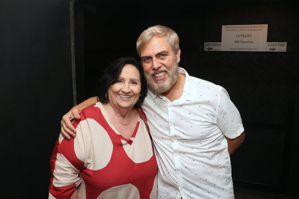 Vera Fischer, Silvia Pfeifer e mais famosos assistem a peça no Rio