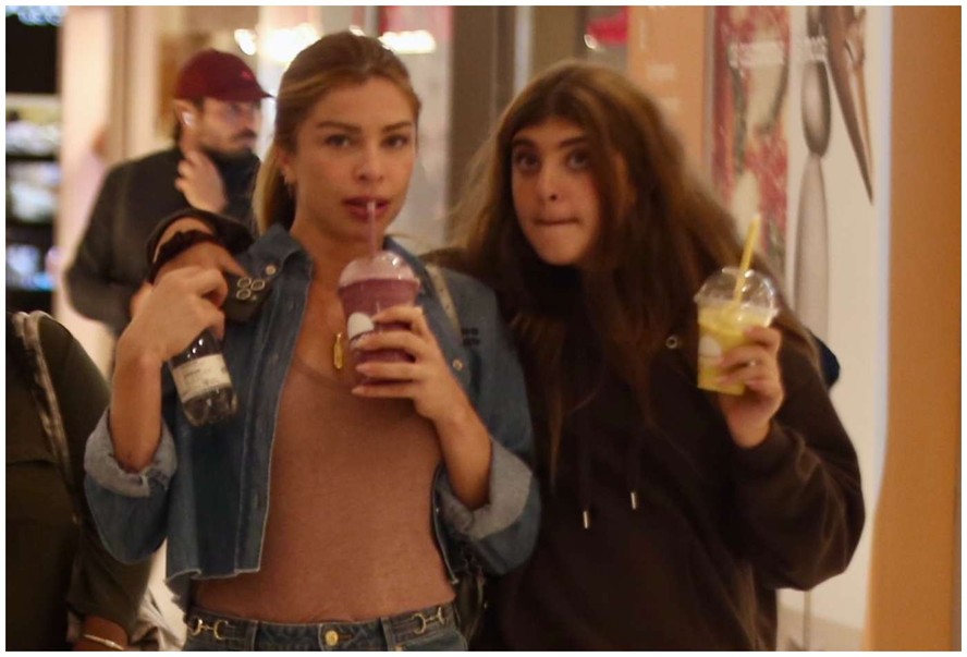 Grazi Massafera passeia com filha em shopping no Rio de Janeiro; fotos