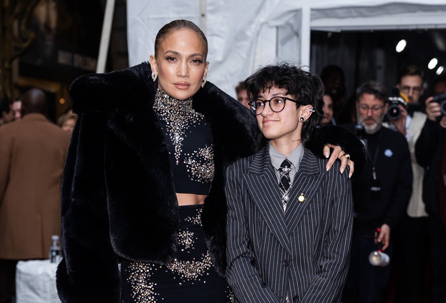 Emme, adolescente de Jennifer Lopez, combina look com a mãe em estreia ...