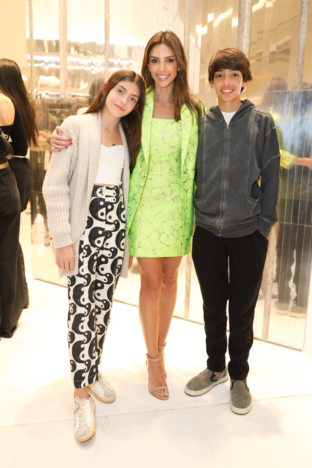 Carol Celico vai com o marido a evento e leva os filhos; fotos