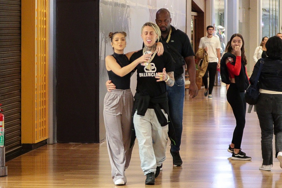Mel Maia e Mc Daniel fazem caras e bocas em passeio no shopping