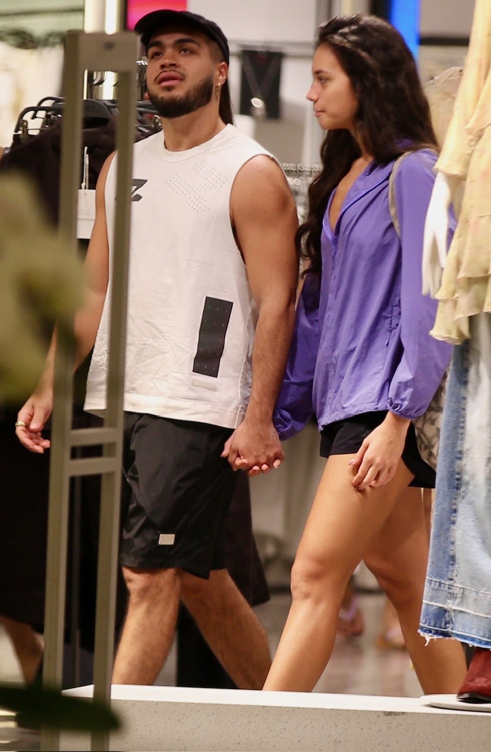 Fran Gil passeia com a namorada, Alane Dias, no dia em que a mãe, Preta ...