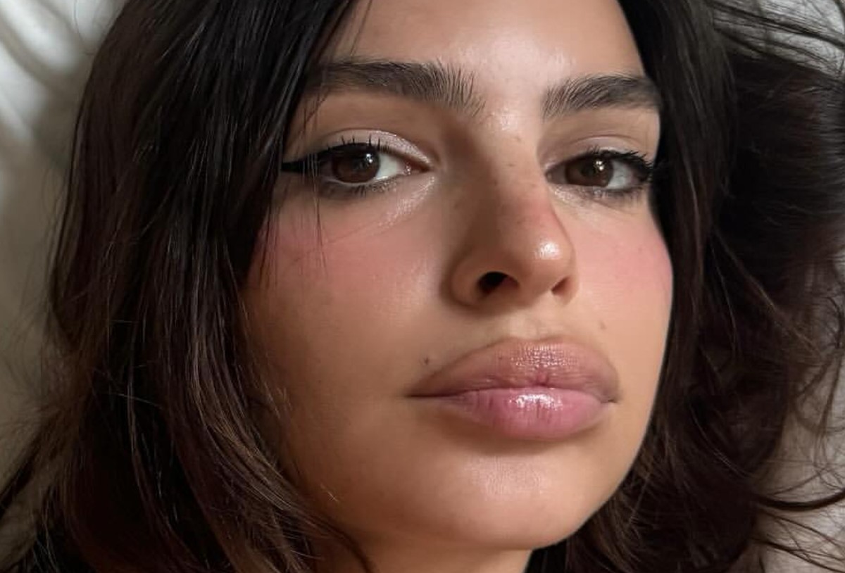 Emily Ratajkowski posa nua em reflexo de box, e eleva temperatura da web