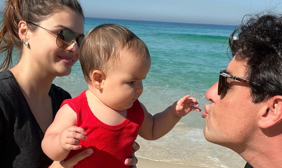 Filha de 8 meses de Bruno De Luca dá show de fofura em dia de praia; vídeos