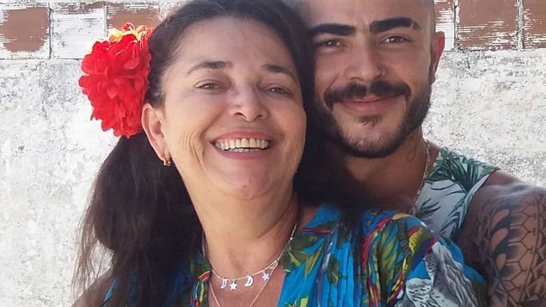 Diego Montez recebe a mãe, Sônia Lima, e o namorado, Robson Lima, em ...