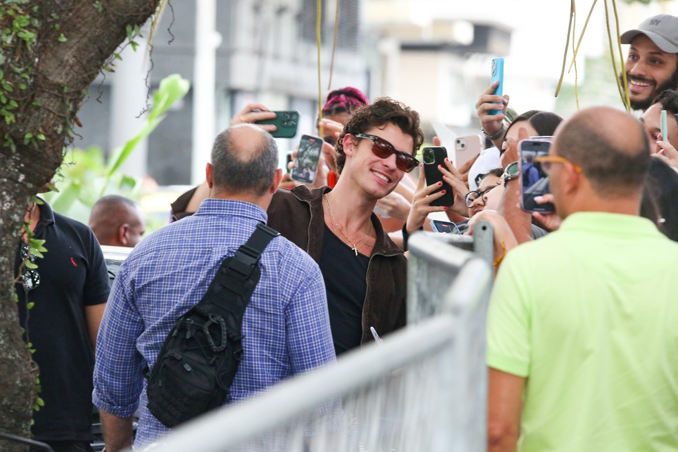 Shawn Mendes tira fotos com fãs na porta do Copacabana Palace; veja