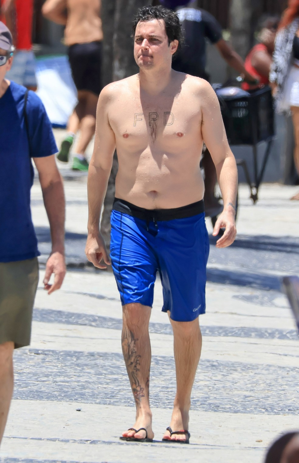 Galã nos anos 2000, Felipe Dylon curte dia de praia no Rio de Janeiro