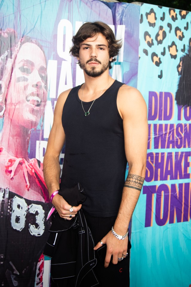 Lucca Picon, apontado como affair de Anitta, vai a ensaio da cantora em SP