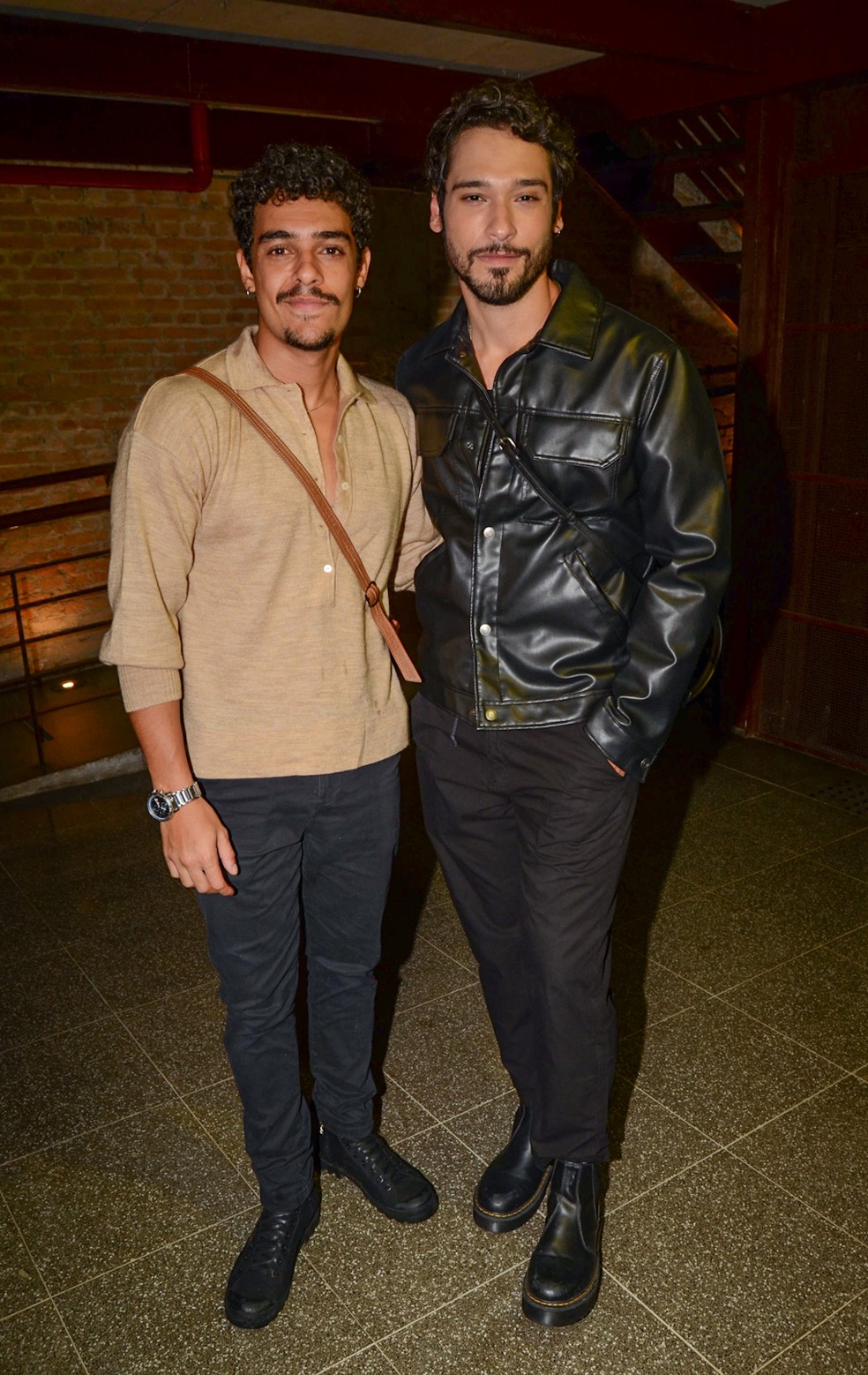 Bruno Fagundes faz aparição raríssima ao lado do namorado, Igor Fernandez