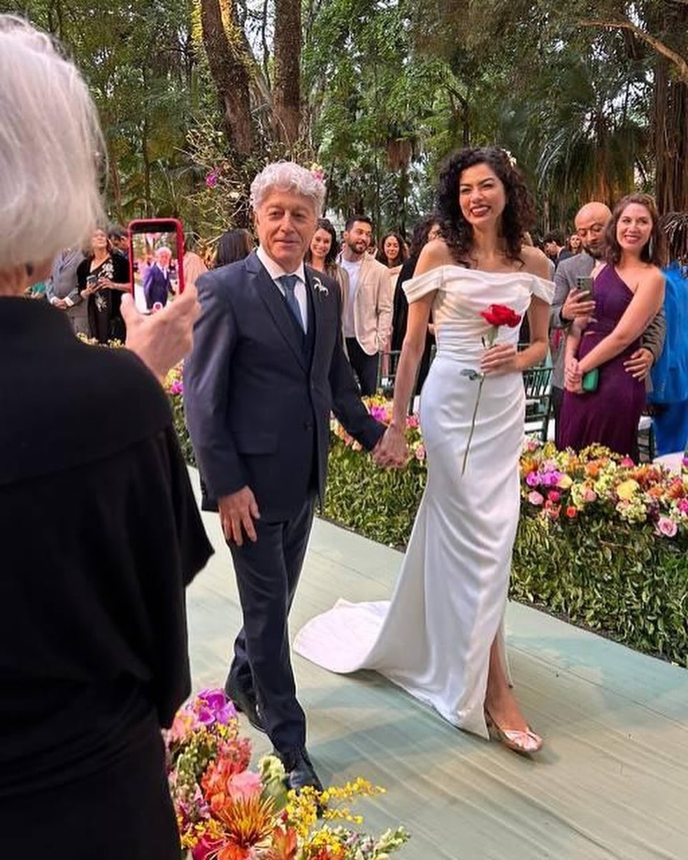 Caco Barcellos se casa com Carla Tilley após 'empurrãozinho' de Ana Maria Braga no 'Mais Você'