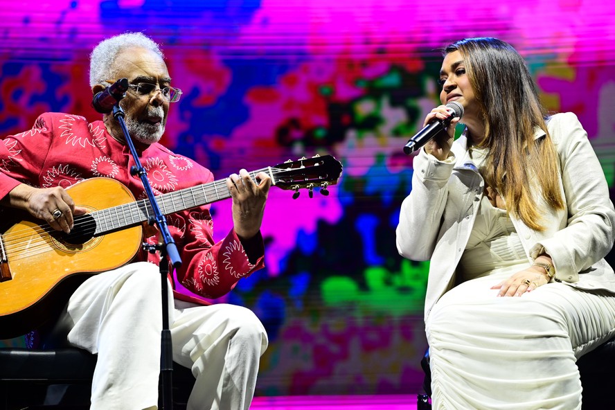 Preta Gil emociona fãs ao subir ao palco e cantar com o pai, Gilberto ...