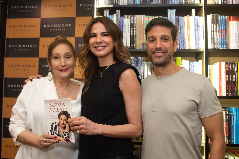 Luciana Gimenez e o irmão, Marco Antônio Gimenez, vão a evento juntos