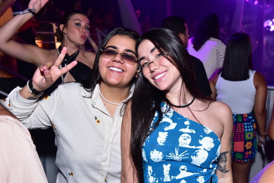 Cantora Yasmin Santos é vista com a nova namorada no Navio Numanice