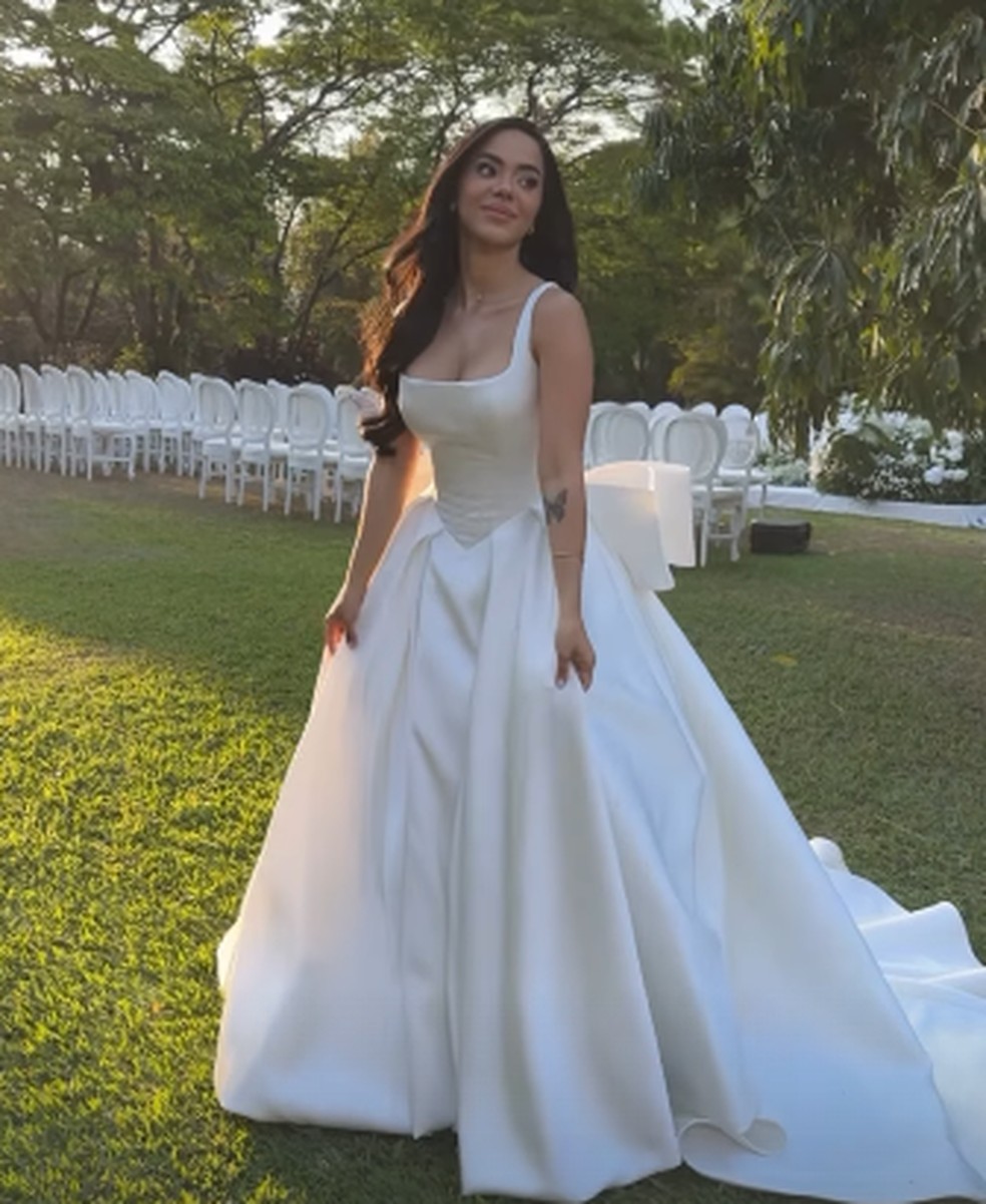 Mariely Santos se casa com André Santis em fazenda luxuosa, e MC Loma reage: 'Passada'