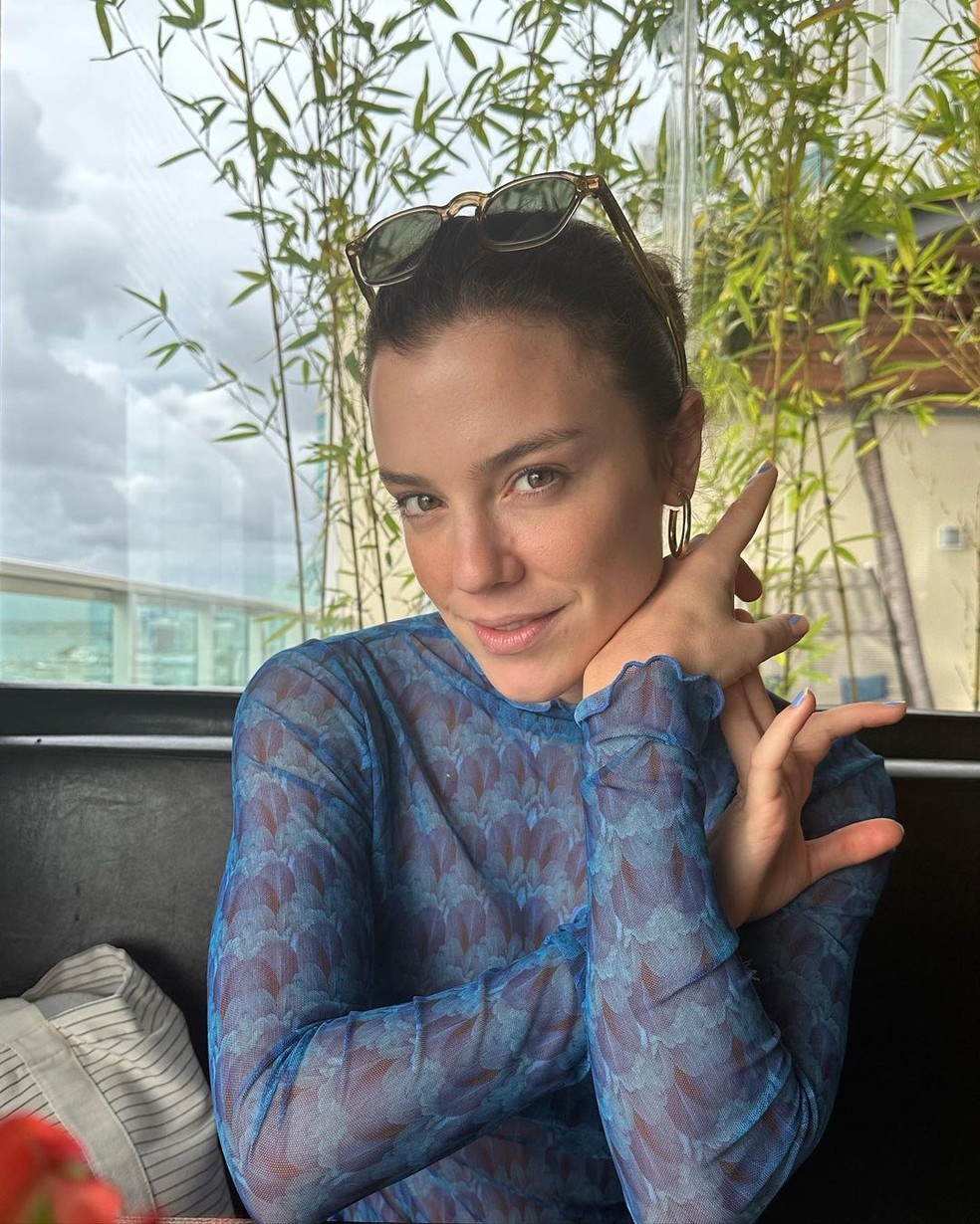 Alice Wegmann abre álbum de fotos de Carnaval com o namorado