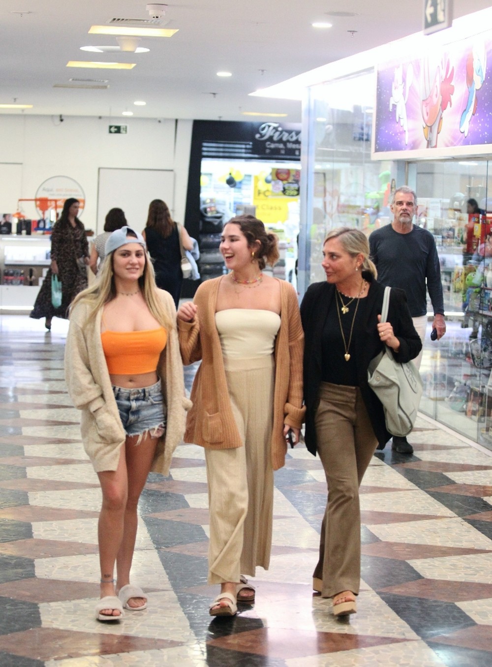 Heloisa Périssé passeia com filhas e marido em shopping no Rio de Janeiro