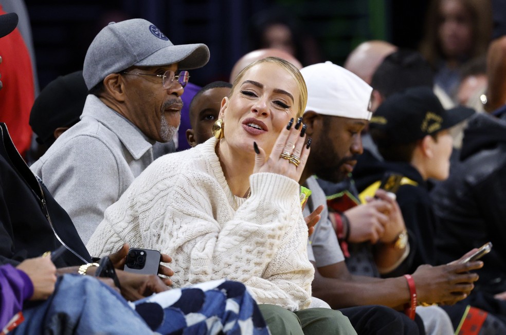 Após admitir que se casou em segredo, Adele aparece com aliança no dedo