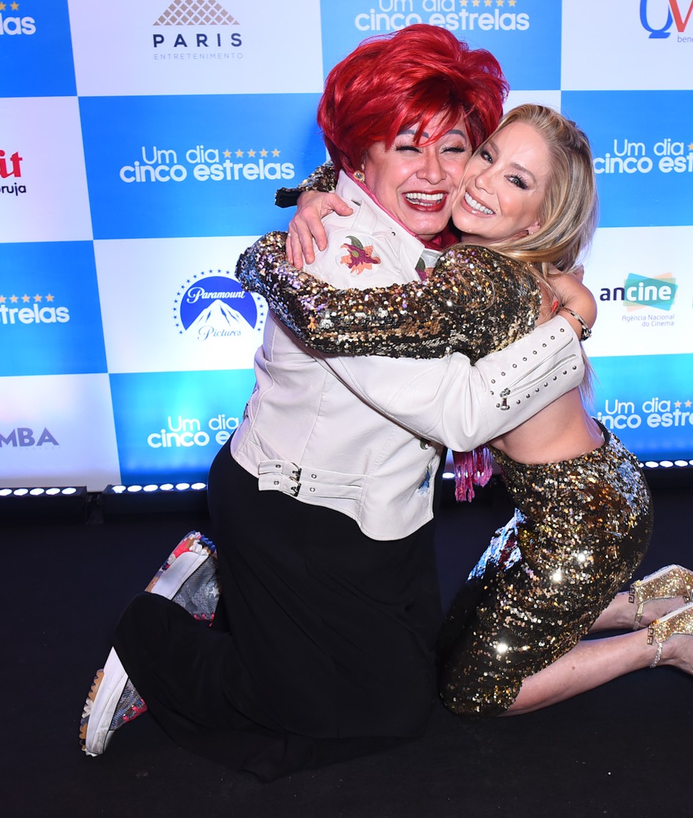 Danielle Winits brilha de look dourado recortado e parte de barriga à ...