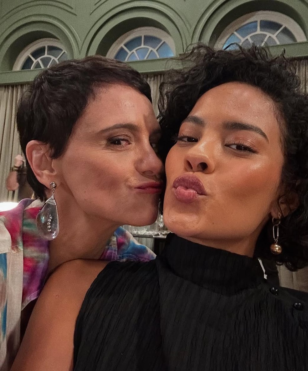 Bella Campos e Malu Galli fazem selfies nos bastidores de 'Vale Tudo'