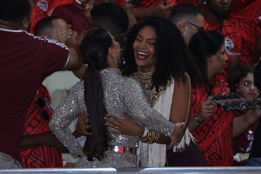 Barbara Reis é recebida por Viviane Araujo em ensaio do Salgueiro