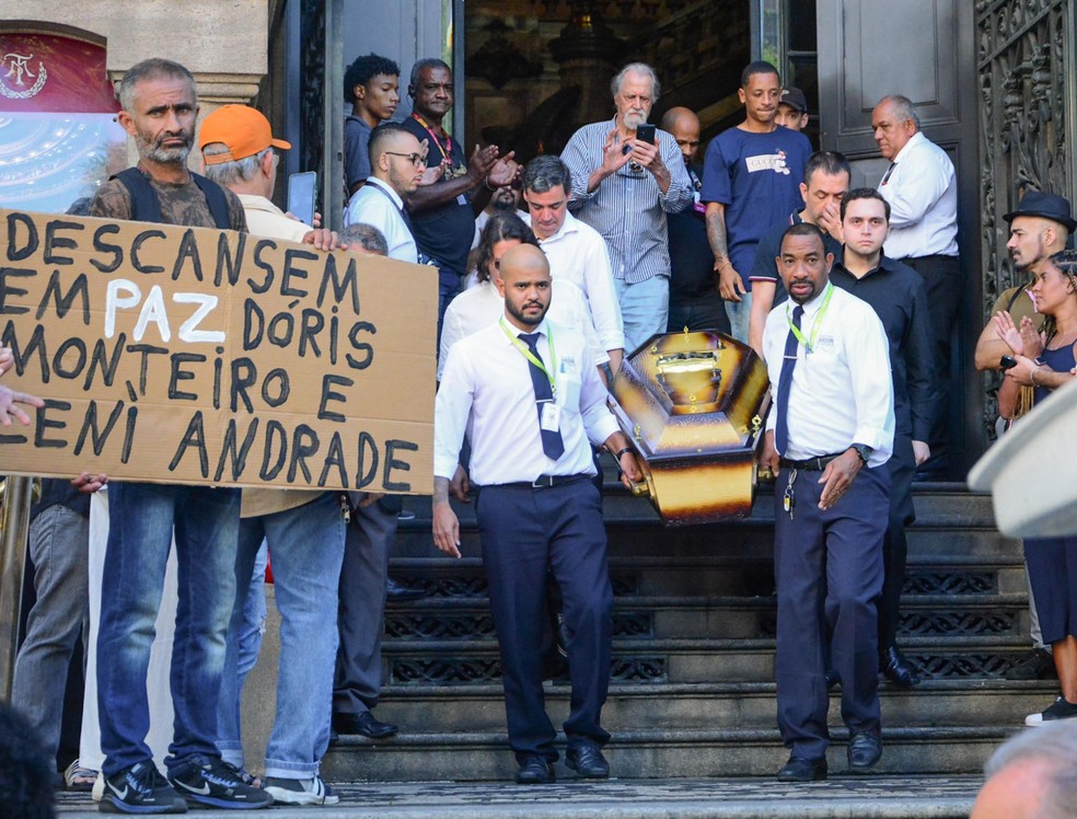 Amigos e fãs prestam homenagens no final do velório de Leny Andrade e Doris Monteiro