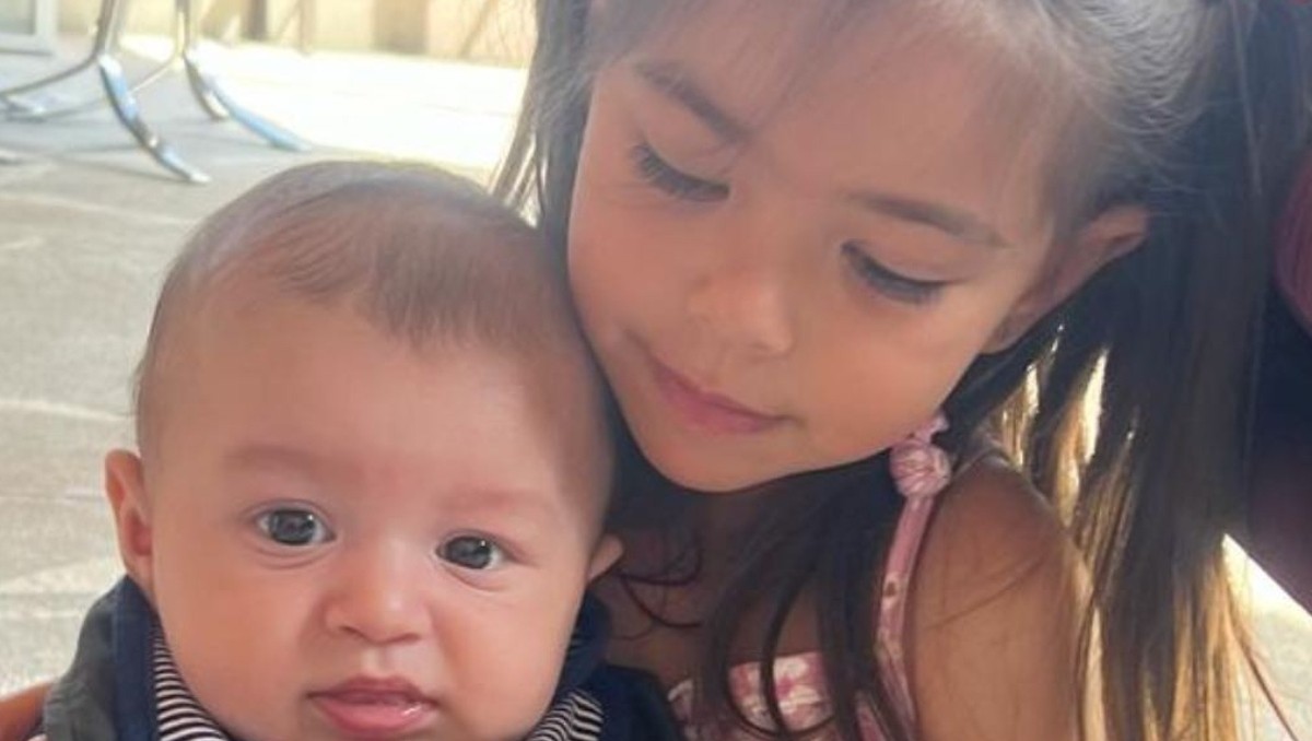 Zoe, filha de Sabrina Sato e Duda Nagle, segura primo no colo e encanta ...