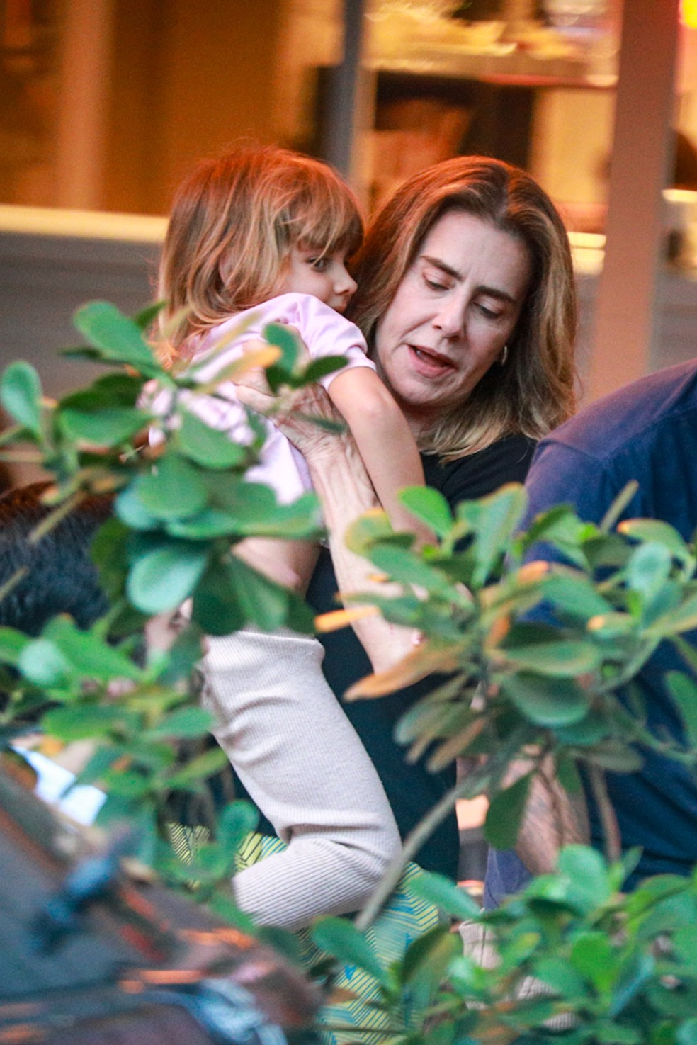 Discreta, Maitê Proença faz aparição rara com a filha, a neta e o genro