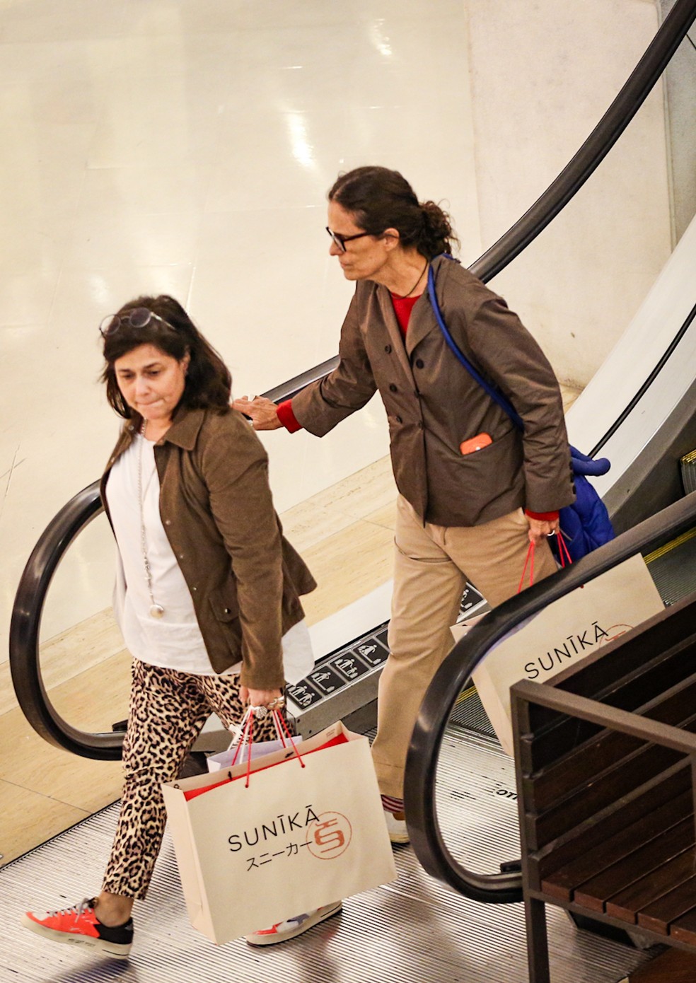 Zélia Duncan passeia abraçada à mulher, Flavia Pedras, em rara aparição ...