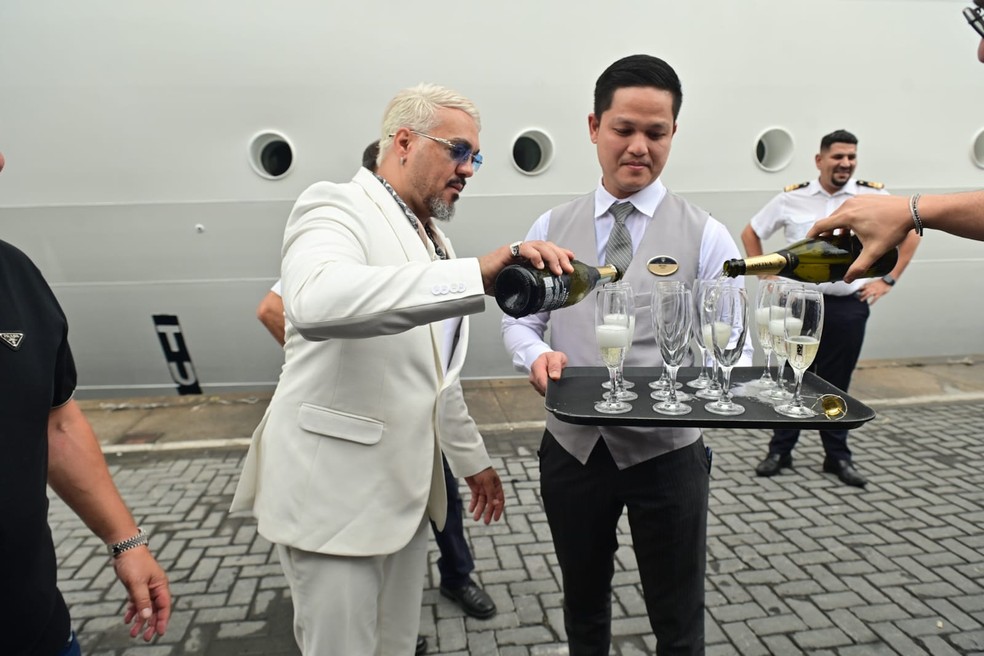 Belo dá pausa em 'Três Graças' e retoma loiro para apresentação em navio