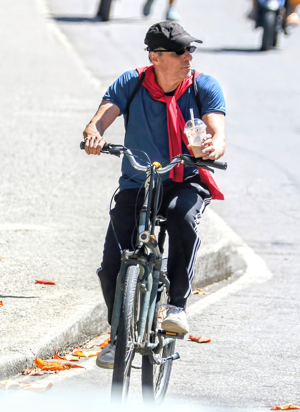 Tratando câncer, Tony Bellotto faz passeio de bike e toma milk shake no Rio