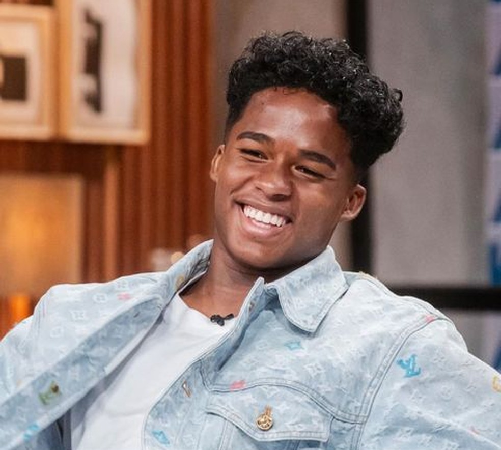 Em meio a climão entre mãe e namorada, Endrick se declara ao pai