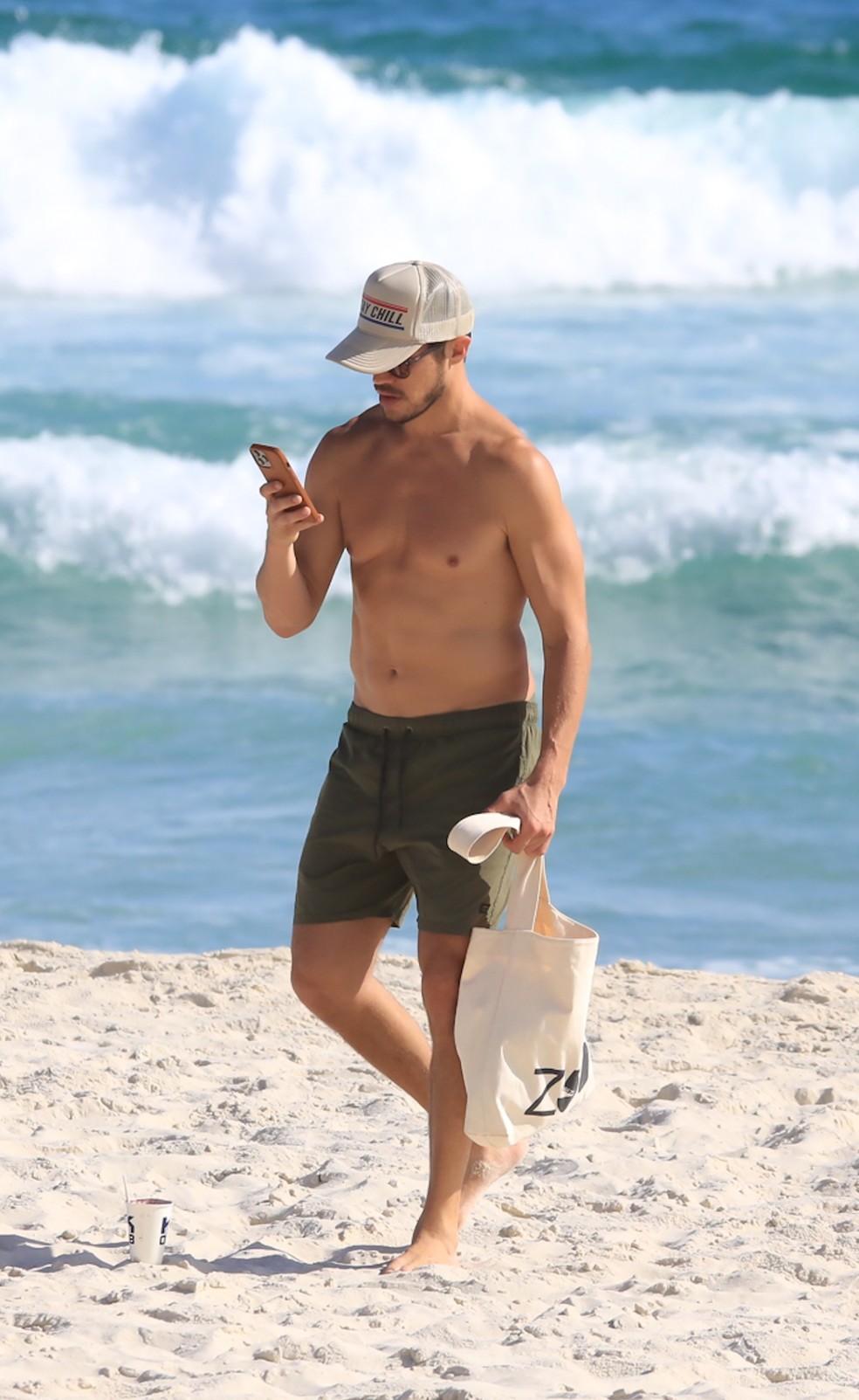 De sunga, José Loreto aproveita sexta de sol no Rio de Janeiro com amigo