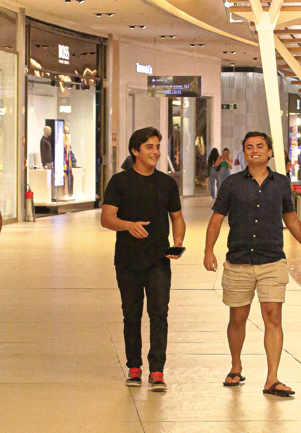 Sorridente, Marcelo Cady, filho de Ivete Sangalo, passeia em shopping ...