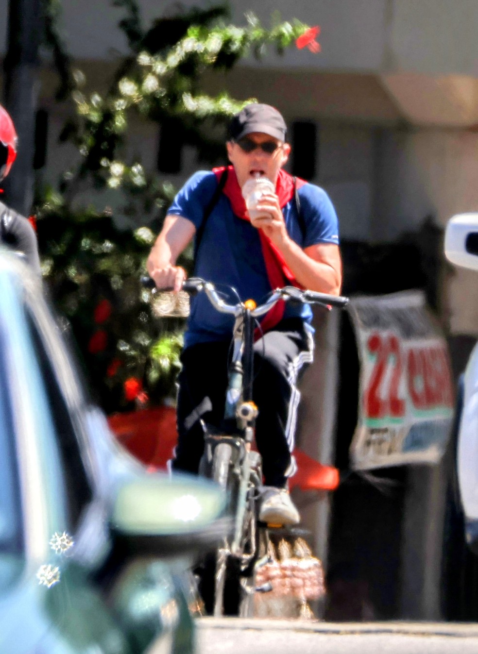 Tratando câncer, Tony Bellotto faz passeio de bike e toma milk shake no Rio