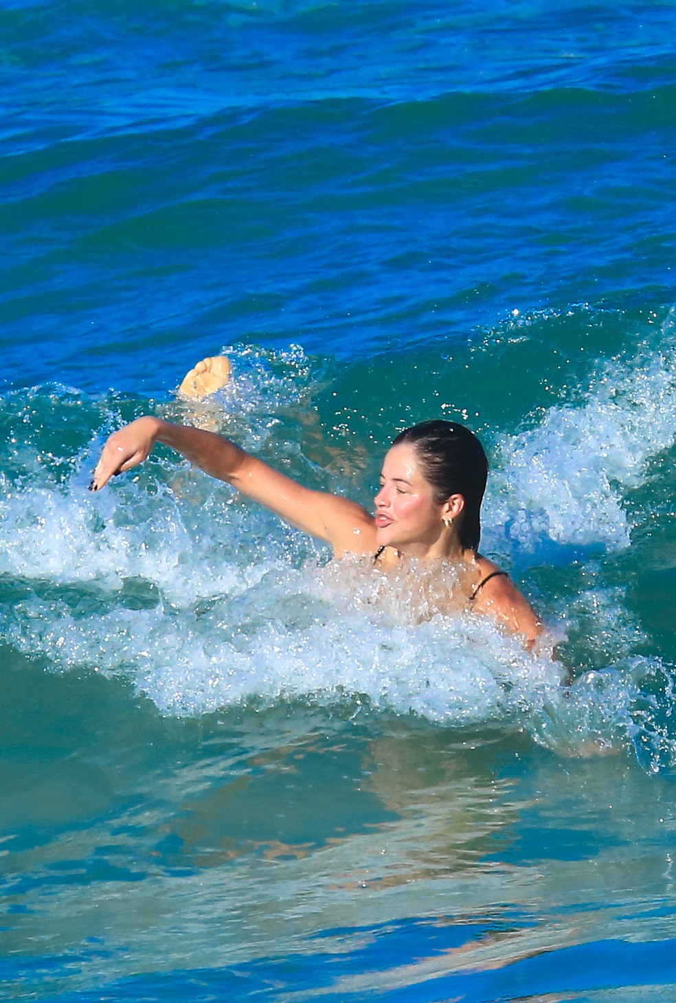 Agatha Moreira e Rodrigo Simas tomam banho de mar em praia carioca; fotos