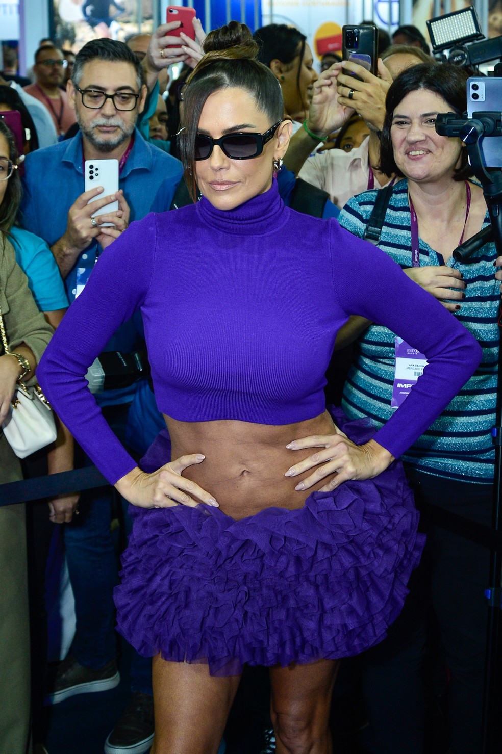 Após separação, Deborah Secco participa de evento com barriga à mostra
