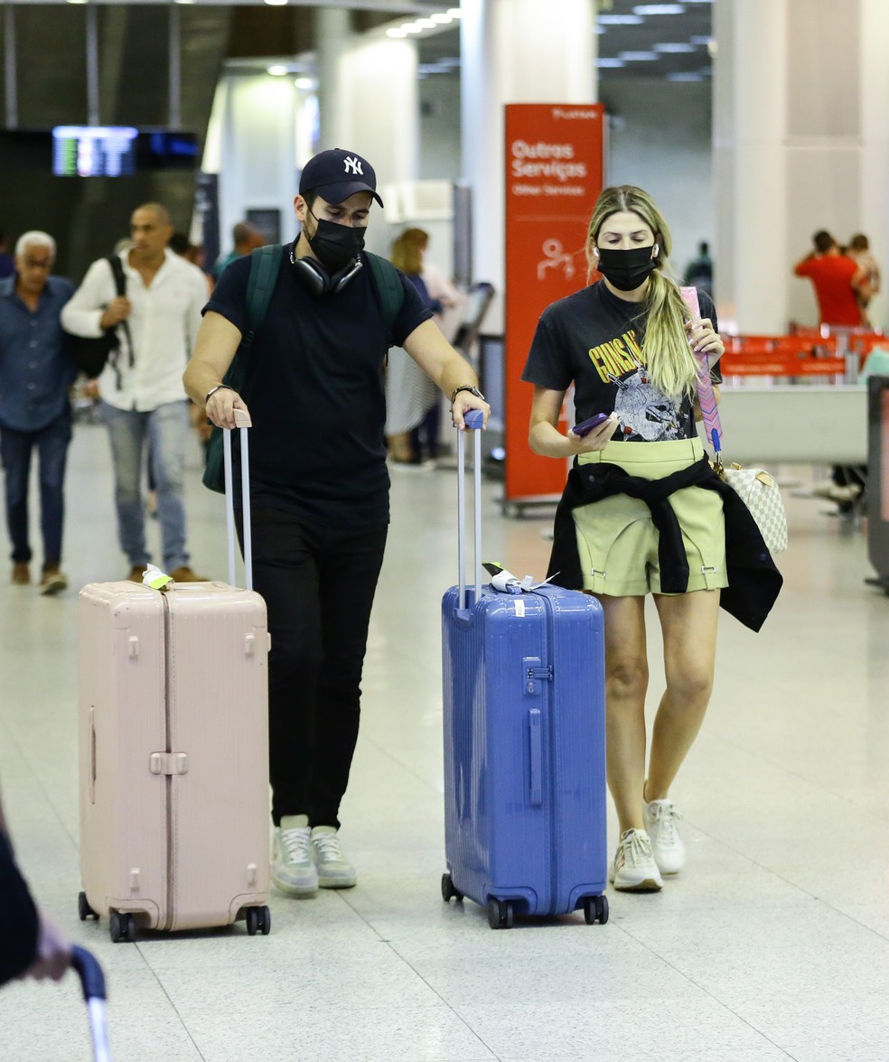 Recém-casados, Dani Calabresa e Richard Neuman desembarcam no RJ