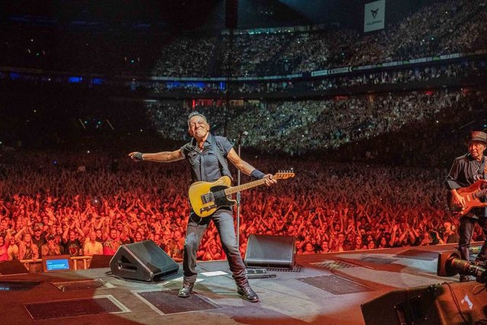 Vídeo: Bruce Springsteen leva tombo durante show em Amsterdã