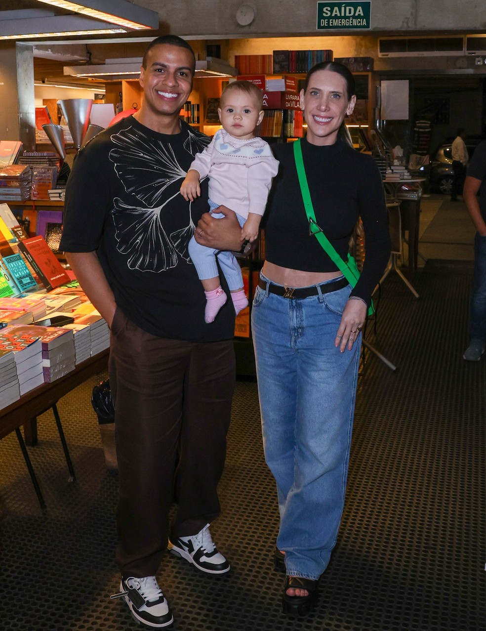 Thiago Oliveira faz aparição rara com a esposa e a filha ao prestigiar ...
