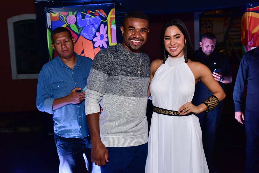 Isabelle Nogueira e Davi posam sorridentes em jantar no São João da Thay