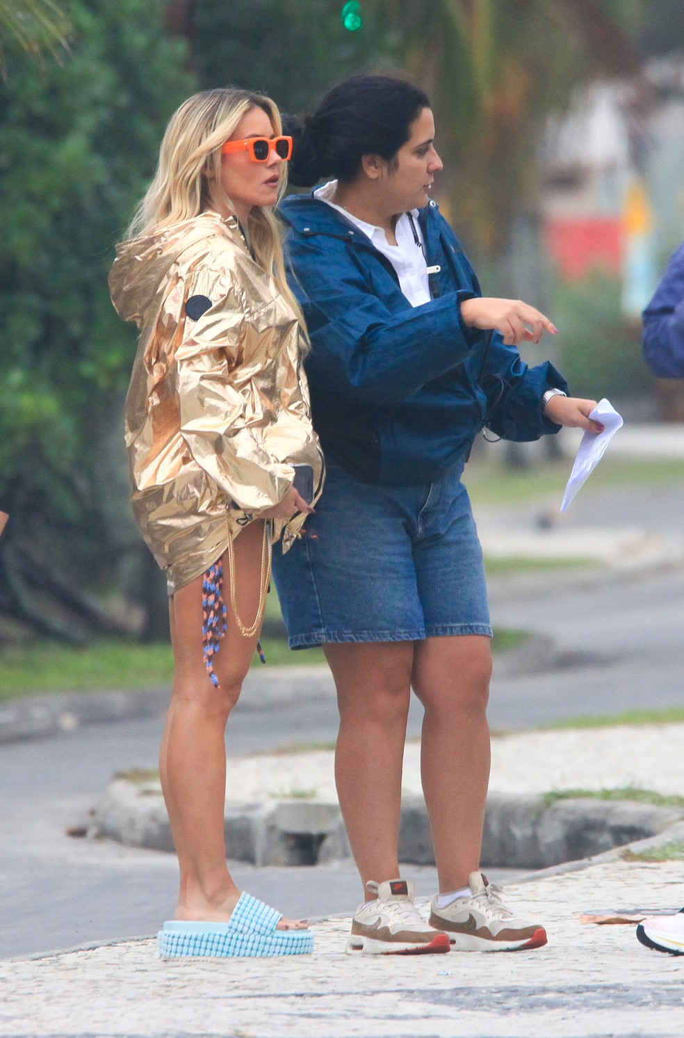 Monique Alfradique ignora queda de temperatura no Rio e usa look vazado ...