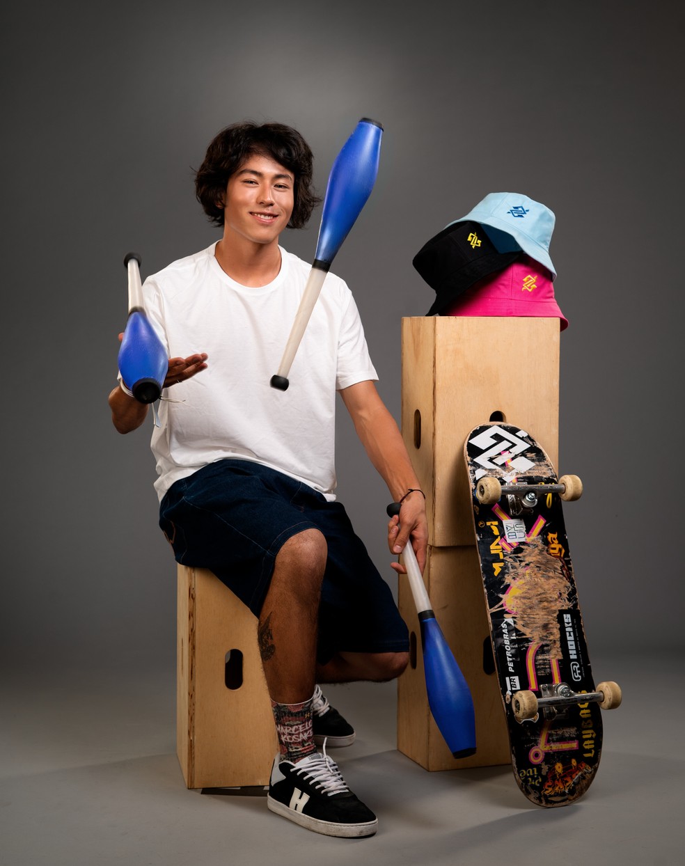 Augusto Akio, promessa de medalha olímpica no skate, mantém equilibro mental com malabares