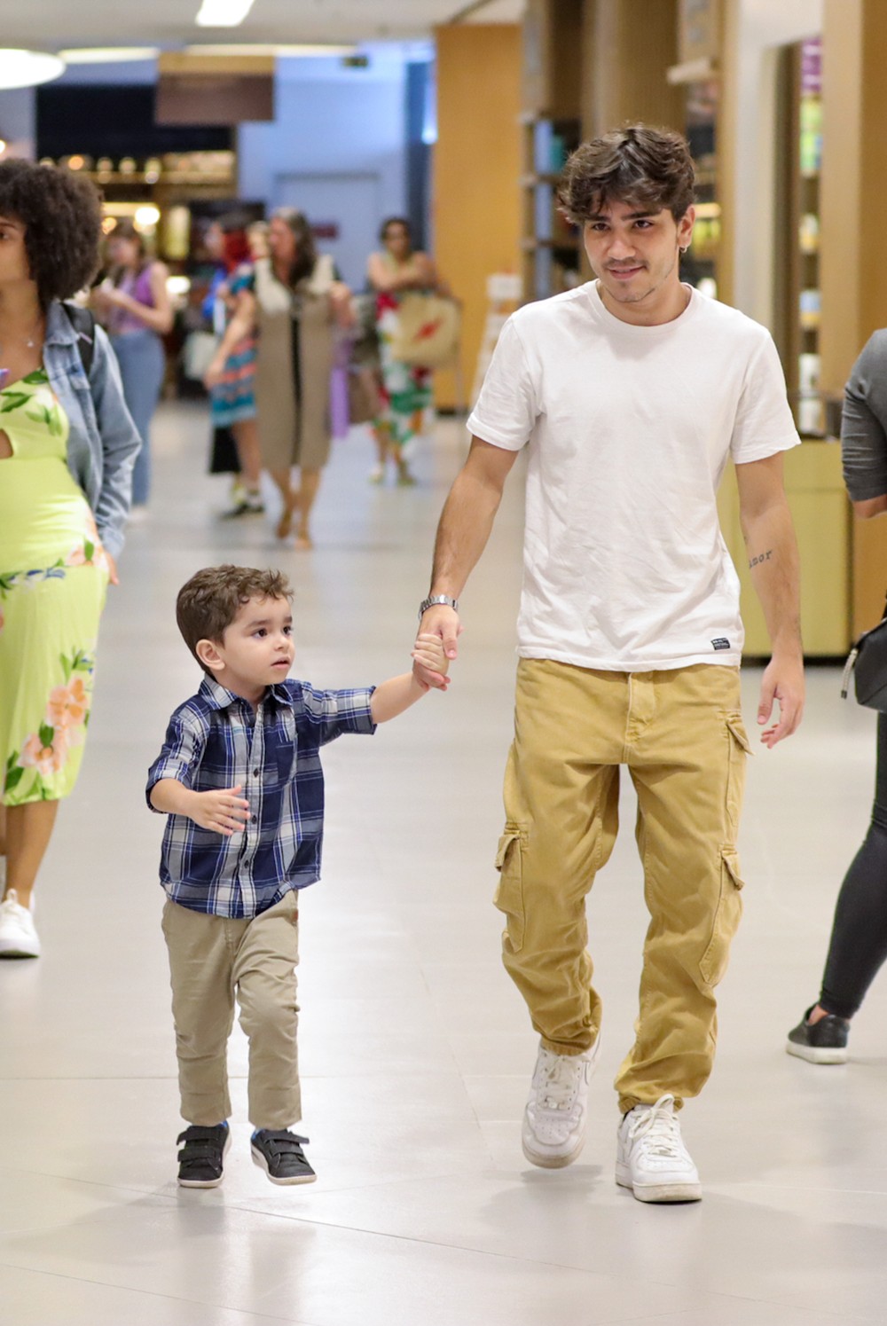João Fernandes passeia com Nicolas, seu filho com Mabel Calzolari, que ...