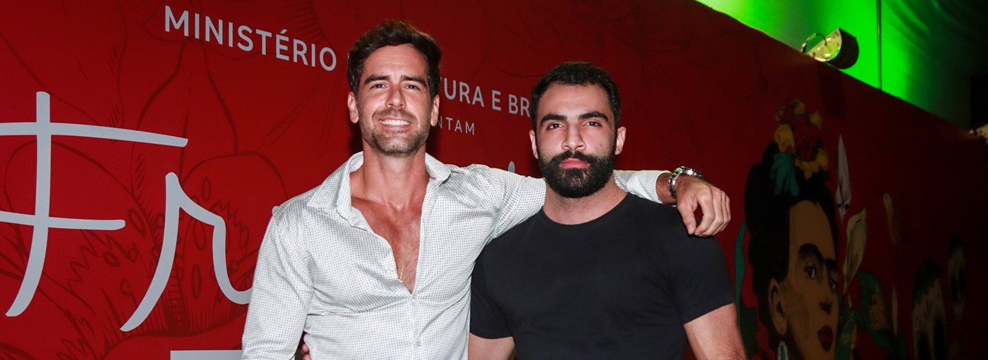 Pedro Sampaio recebe o namorado, Henrique Meinke, em show na Paraíba